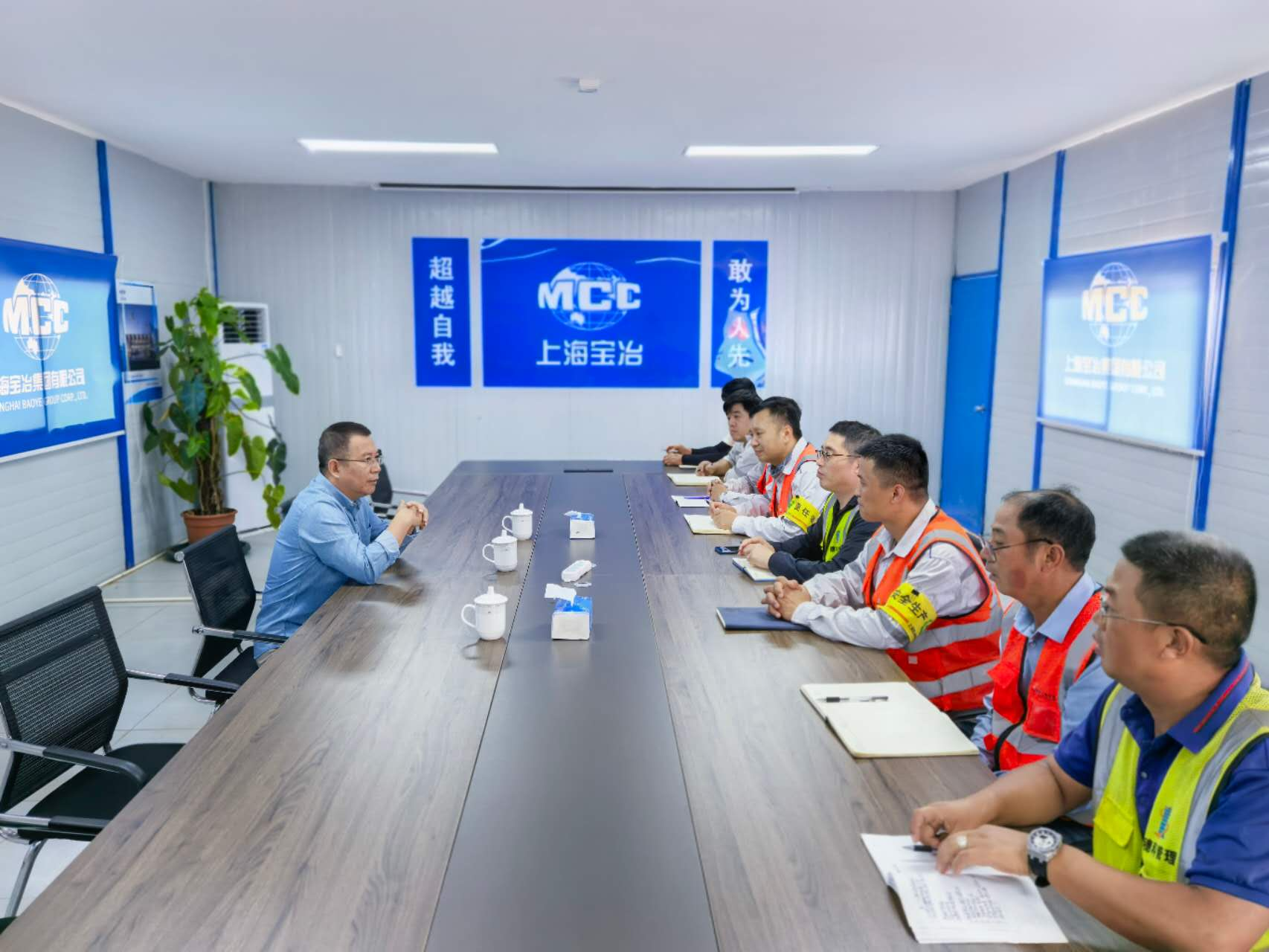 王晖参赞赴部分中资企业开展春节慰问